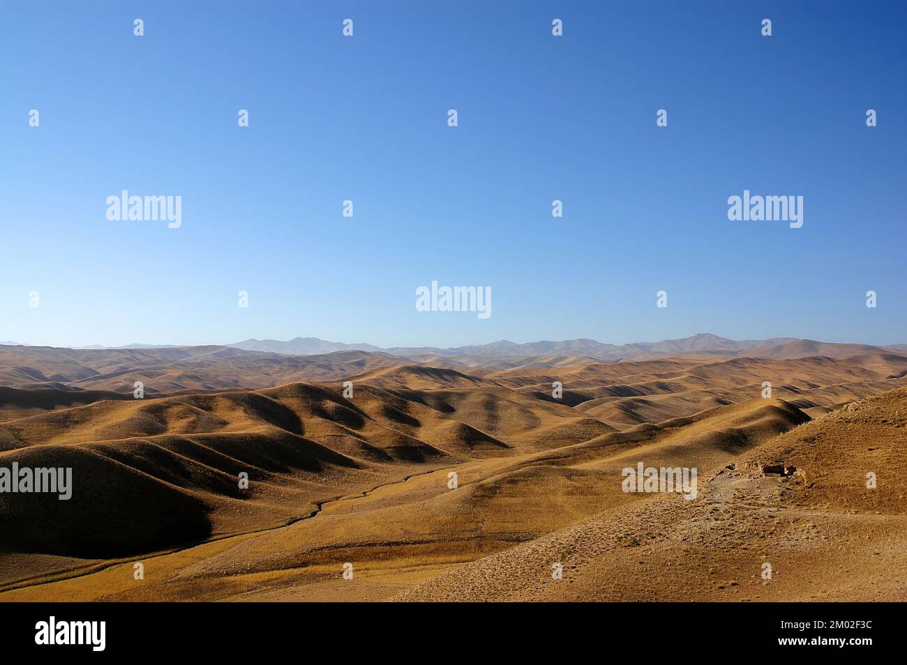 Berglandschaft zwischen Dowlat Yar und Chaghcharan in Afghanistan. Das ...