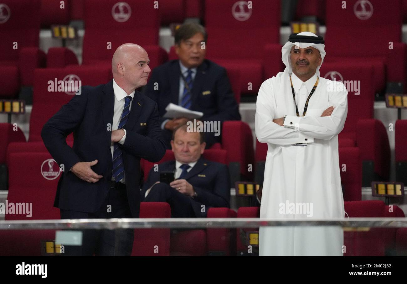 FIFA-Präsident Gianni Infantino (links) und Scheich Khalid bin Khalifa ...