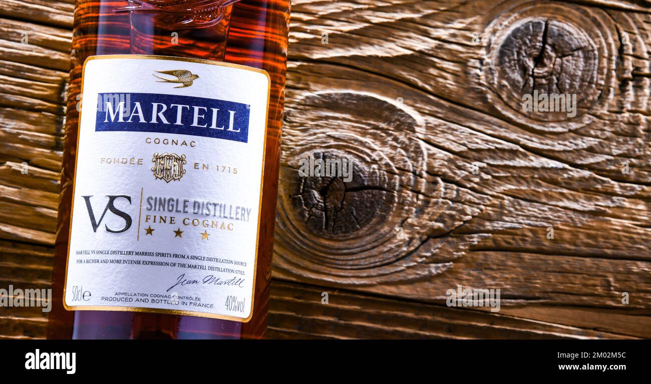 POZNAN, POL - APR 13, 2022: Flasche Martell Cognac, eine Marke, die 1715 von Jean Martell ...