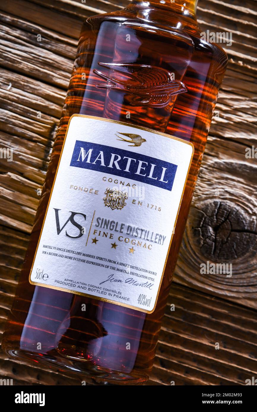 POZNAN, POL - APR 13, 2022: Flasche Martell Cognac, eine Marke, die 1715 von Jean Martell ...