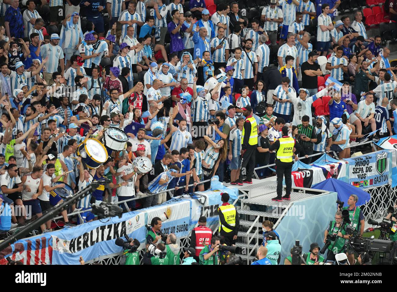 Argentinische Fans im Stadion vor dem Spiel der FIFA-Weltmeisterschaft ...
