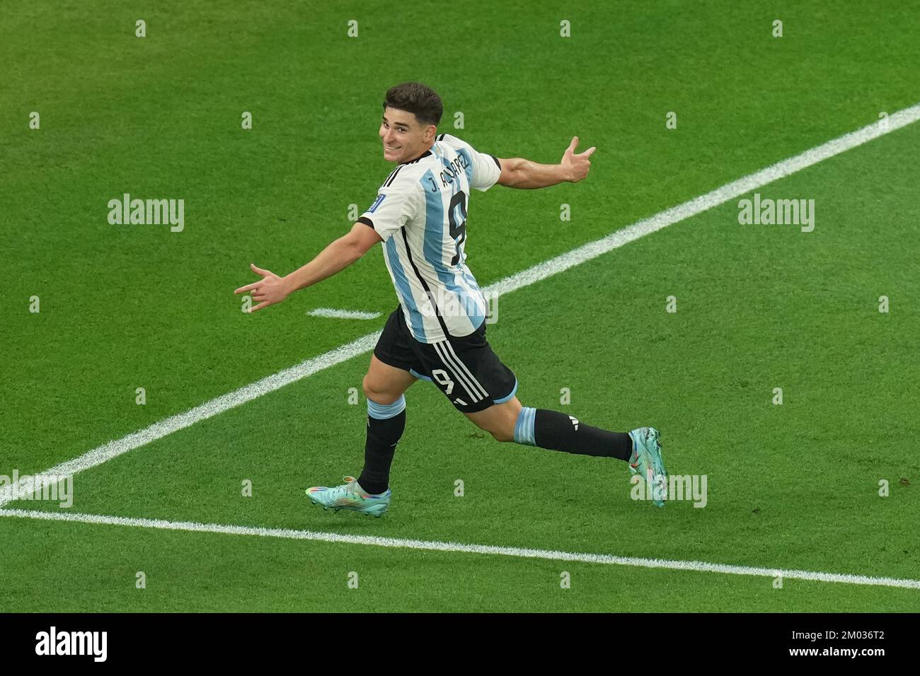 Julian Alvarez aus Argentinien feiert das zweite Tor seiner Seite im ...