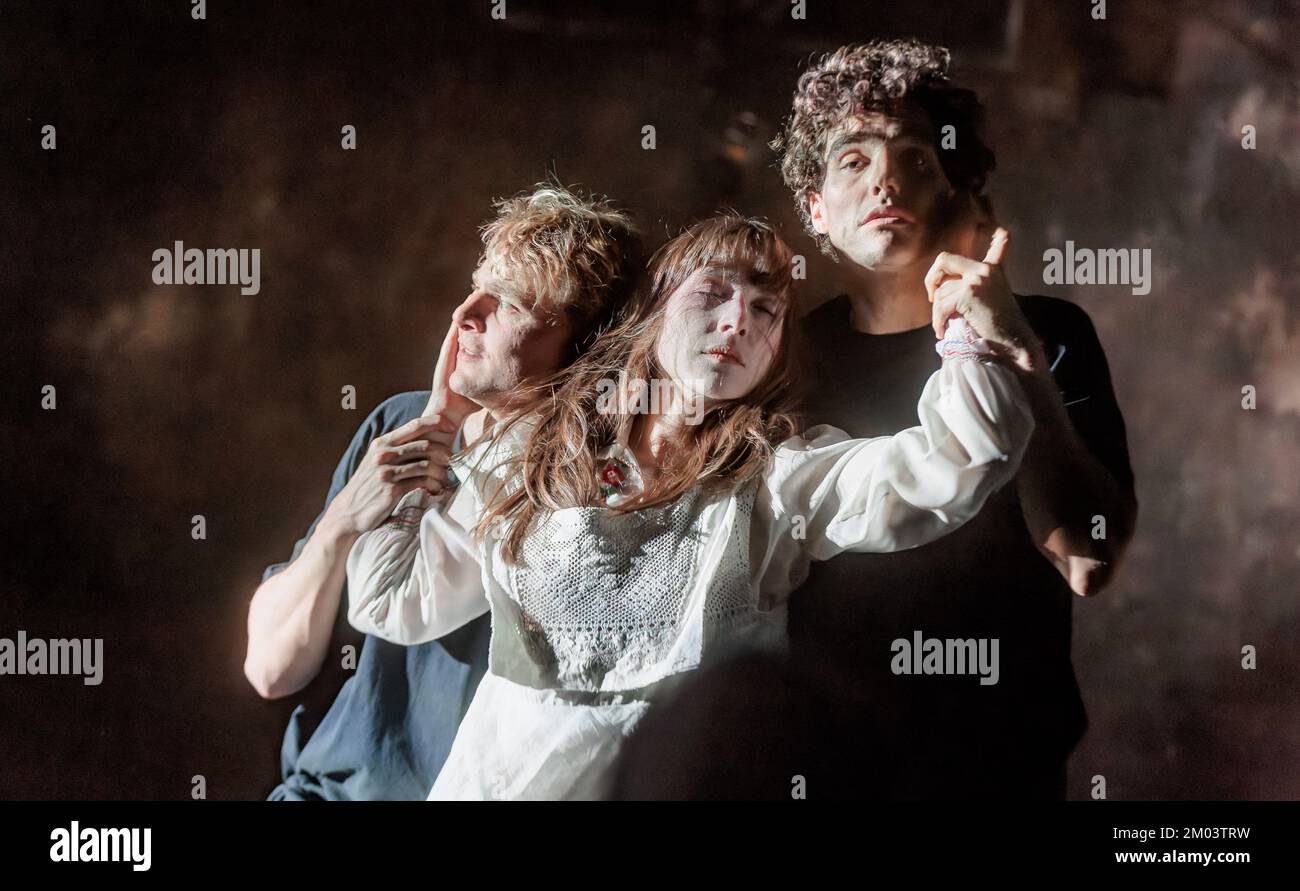 Hamburg, Deutschland. 02.. Dezember 2022. Die Schauspieler Johannes ...