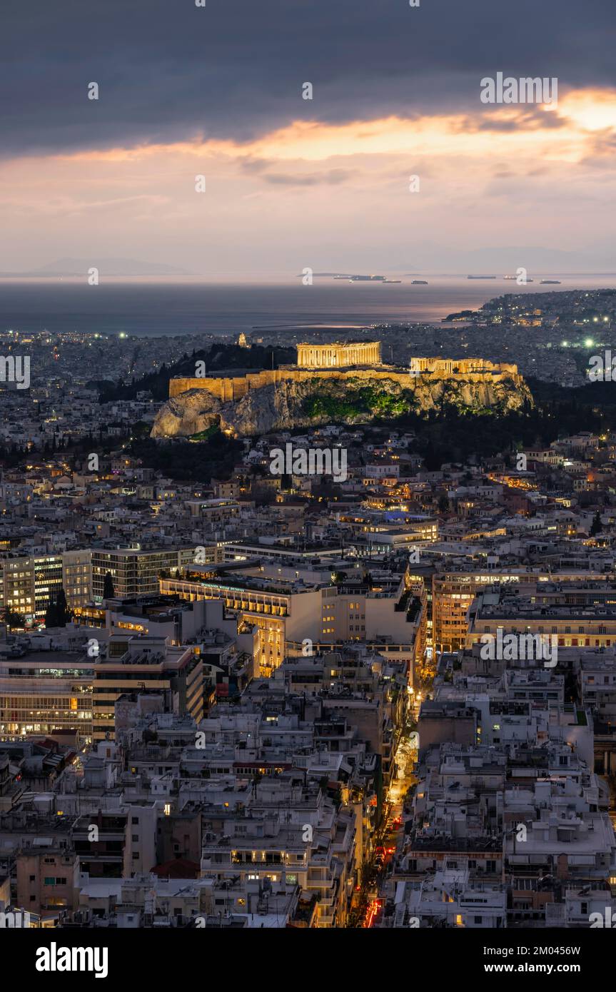 Blick über das Meer der Häuser von Athen, den beleuchteten Parthenon ...