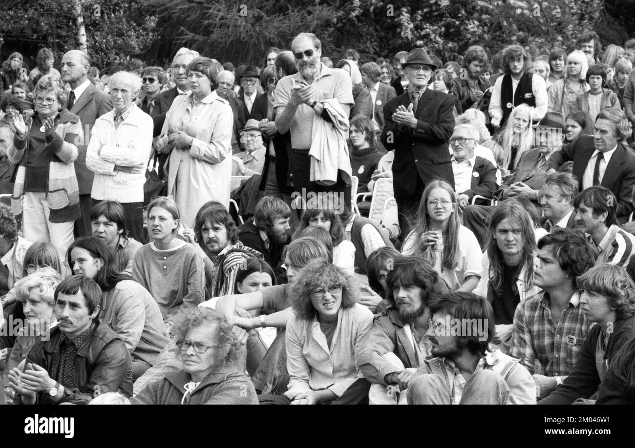 Die Hommage an die Nazi-Kriegsopfer auf dem Graeberfeld, darunter ...