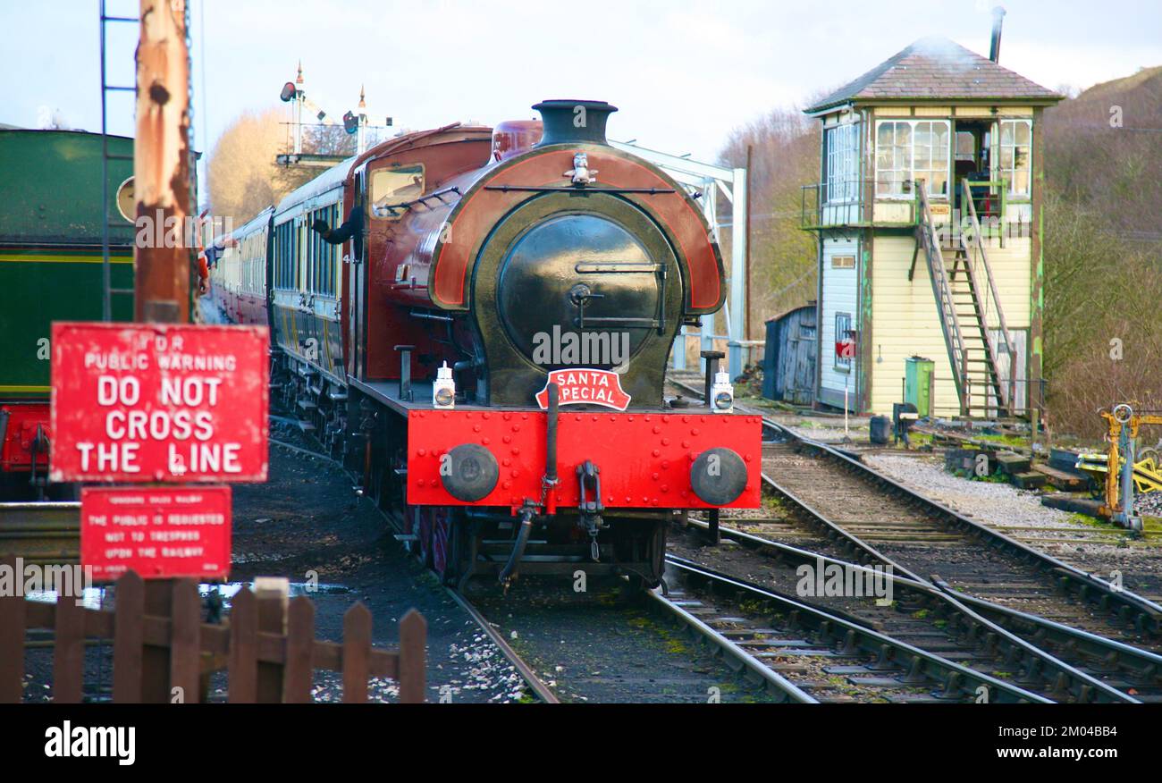 Ein Blick auf Santa's Special Steam Train, der in den Bahnhof fährt ...