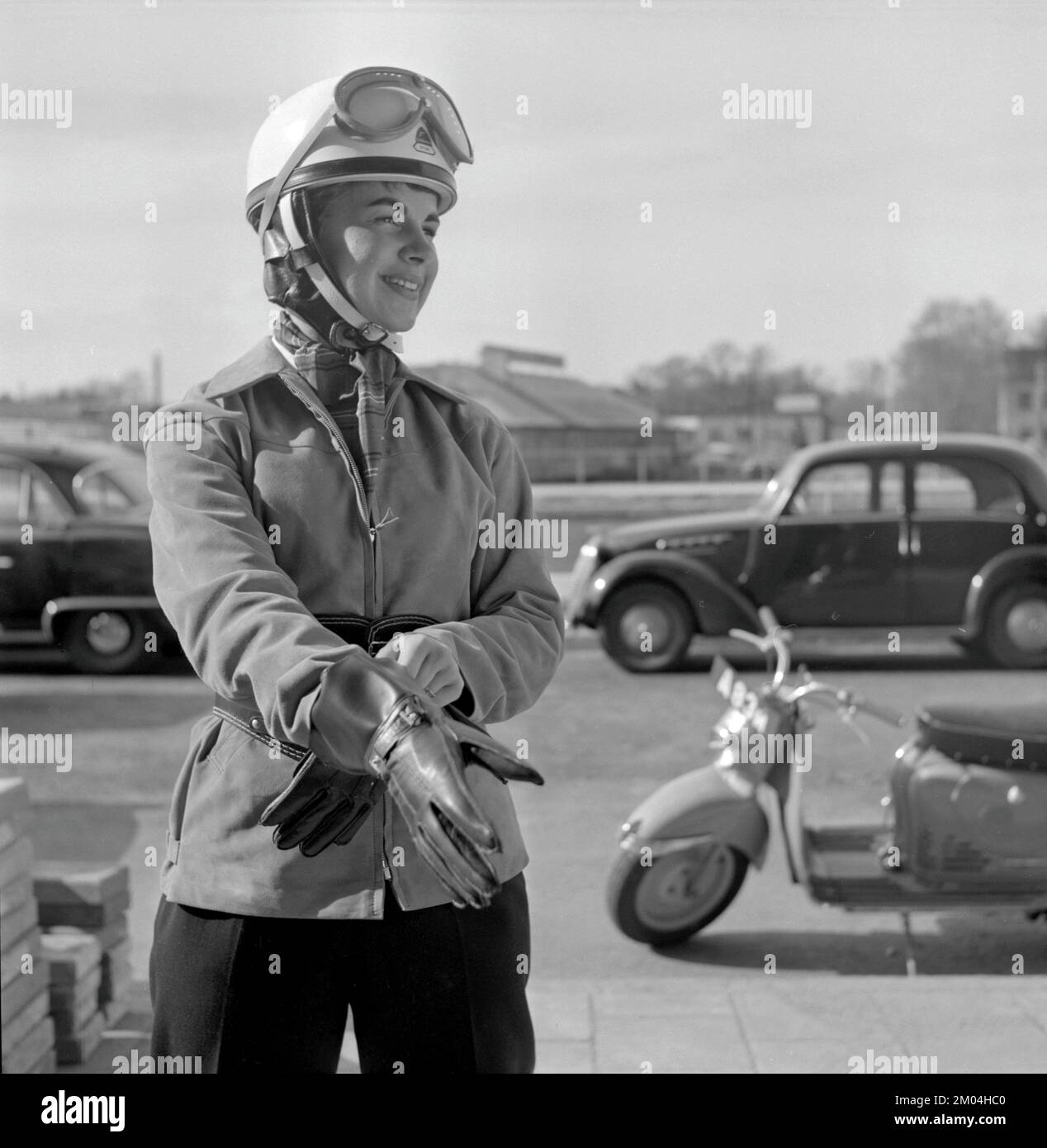 In den 1950er Jahren. Eine junge Frau, die auf einem deutschen Puch ...