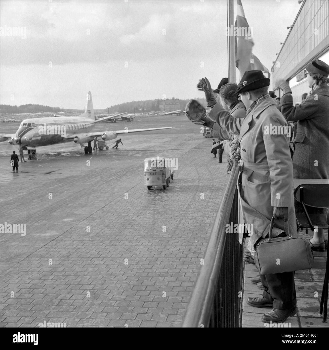Waving goodbye plane -Fotos und -Bildmaterial in hoher Auflösung – Alamy