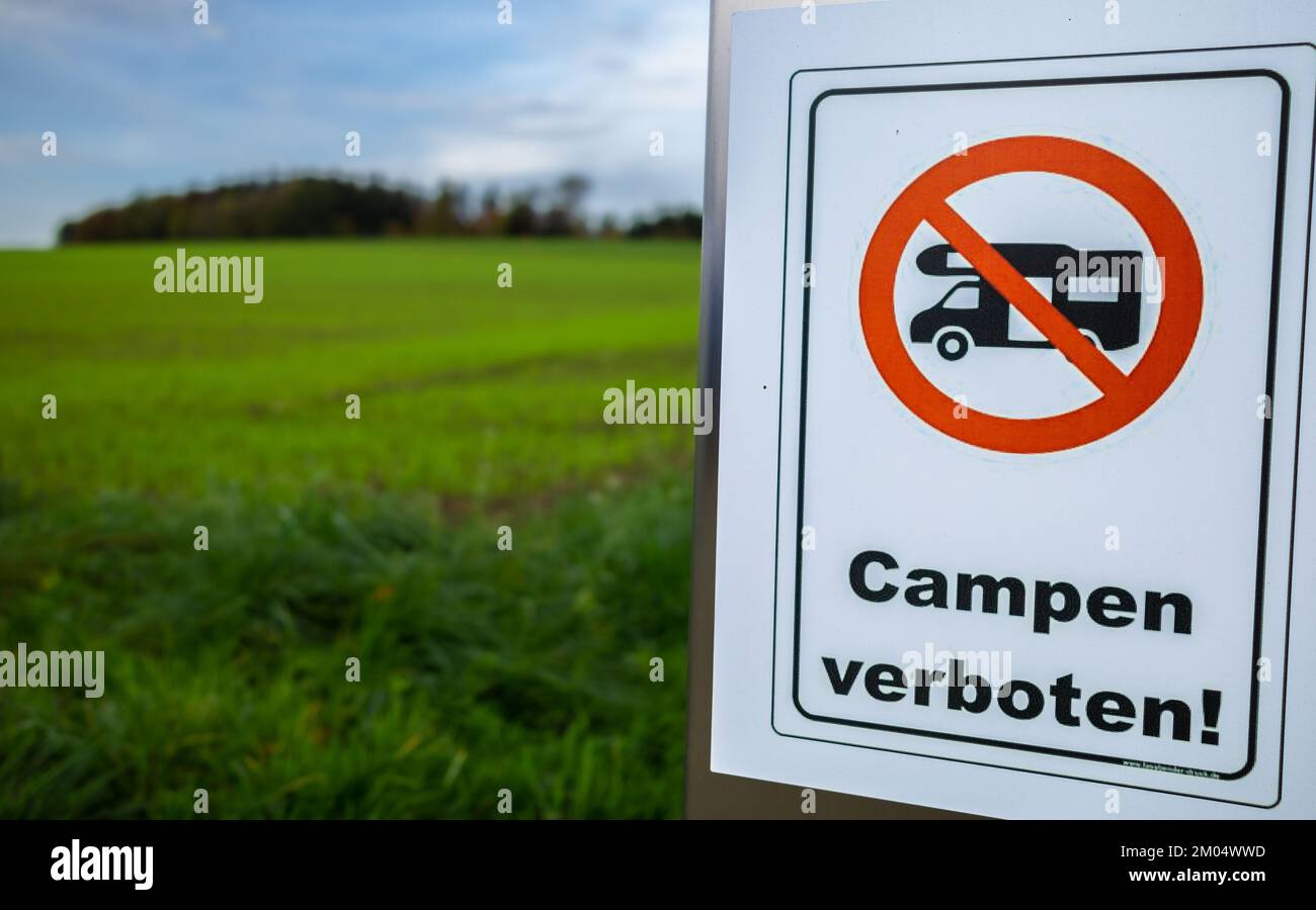 Verkehrszeichen zum Verbot des Campings von Campern in der Natur in ...