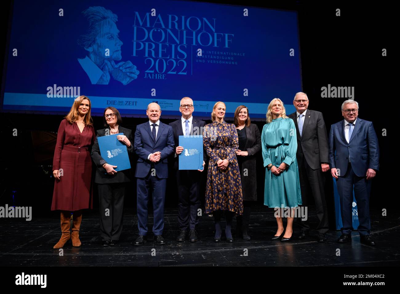 04. Dezember 2022, Hamburg: Moderatorin Julia-Niharika Sen (l-r) steht ...