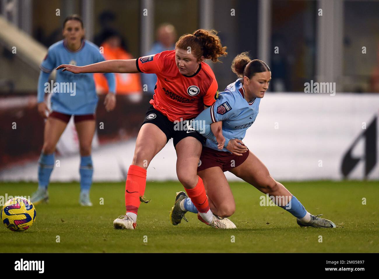 Brighton und Hove Albions Libby Bance und Manchester Citys Ruby Mace ...