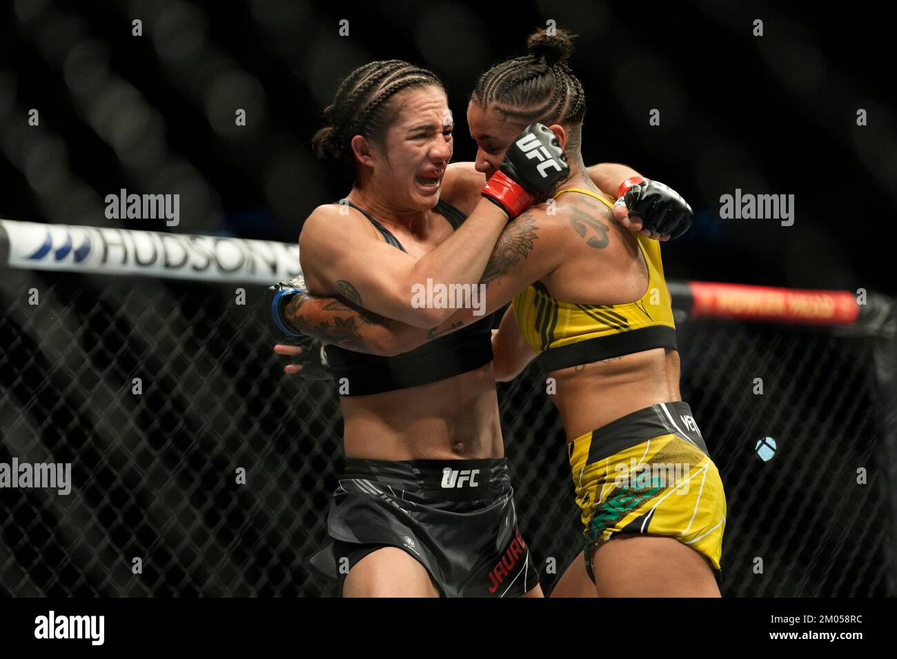 ORLANDO, FL - Dezember 3: Yazmin Jauregui (L) und Istela Nunes (R ...