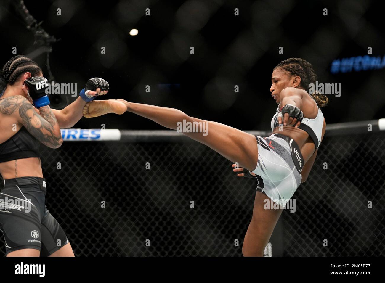 ORLANDO, FL - Dezember 3: Angela Hill (L) und Emily Ducote (R) treten ...