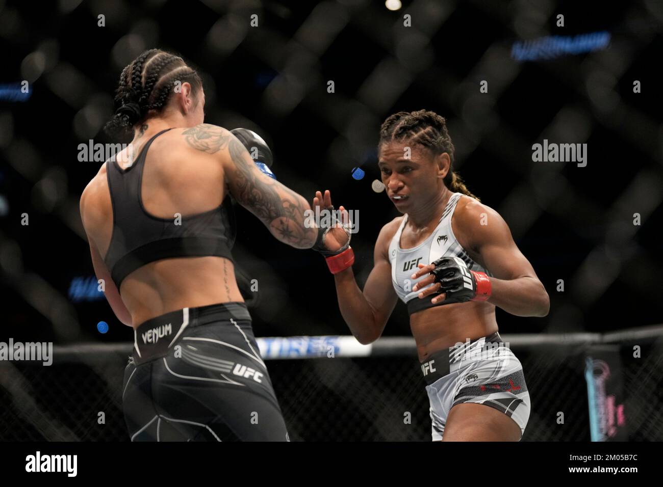 Angela hill l und emily ducote r -Fotos und -Bildmaterial in hoher ...