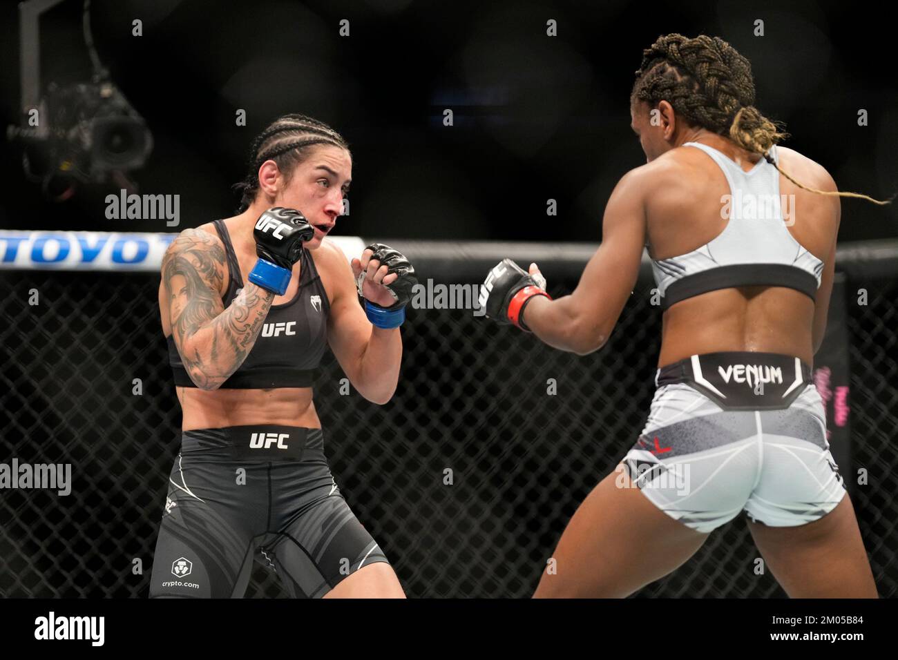 ORLANDO, FL - Dezember 3: Angela Hill (L) und Emily Ducote (R) treten ...