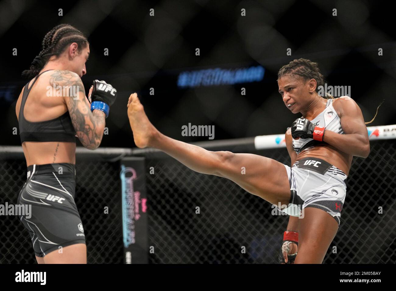 ORLANDO, FL - Dezember 3: Angela Hill (L) und Emily Ducote (R) treten ...