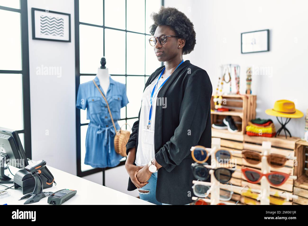 Eine junge afrikanische Frau, die als Managerin in einer Boutique ... Eine junge afrikanische Frau, die als Managerin in einer Boutique ...