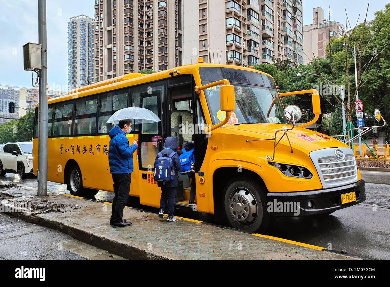 SHANGHAI, CHINA - 5. DEZEMBER 2022 - Ein Schulbus einer privaten Grundschule holt die Schüler am ...