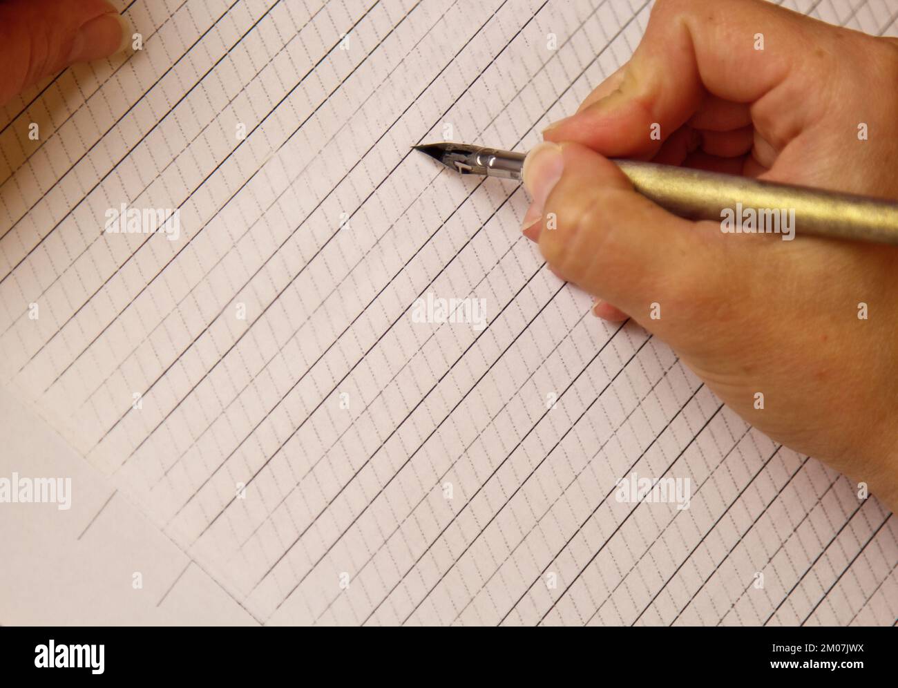 Weibliche Hand schreibt mit dem Tintenstift auf leeres weißes ...