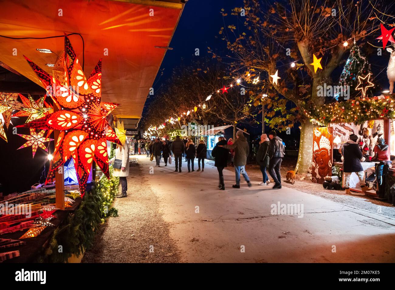 Weihnachtsmarkt in Konstanz neben dem See mit Speisen, Geschenken ...