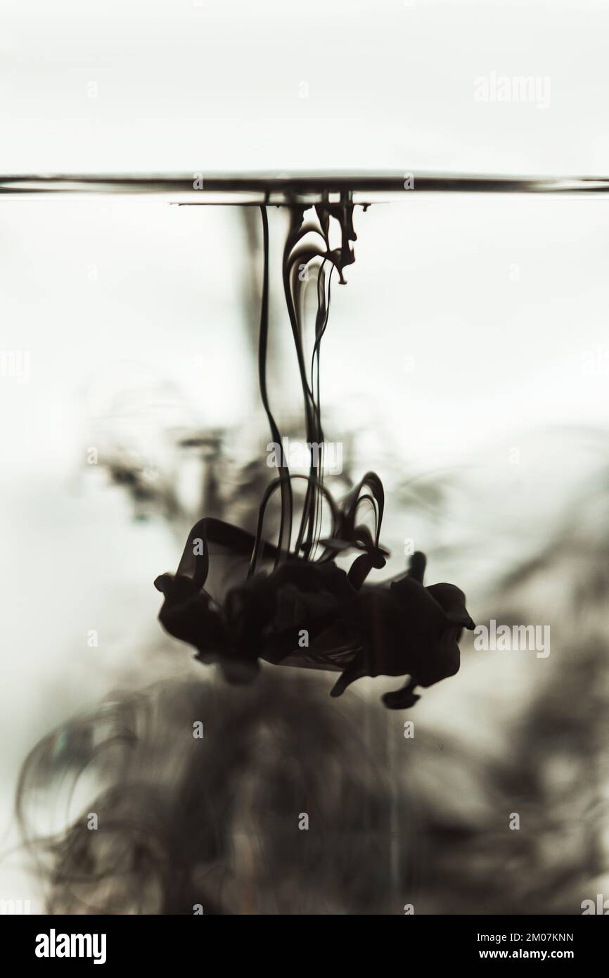 Versuch chemie tinte wasser blau glas -Fotos und -Bildmaterial in hoher ...