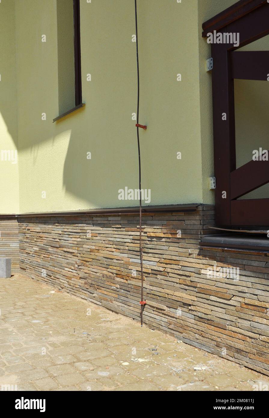 Blitzableiter für Haus. Nahaufnahme der Blitzschutzstange des Hauses ...