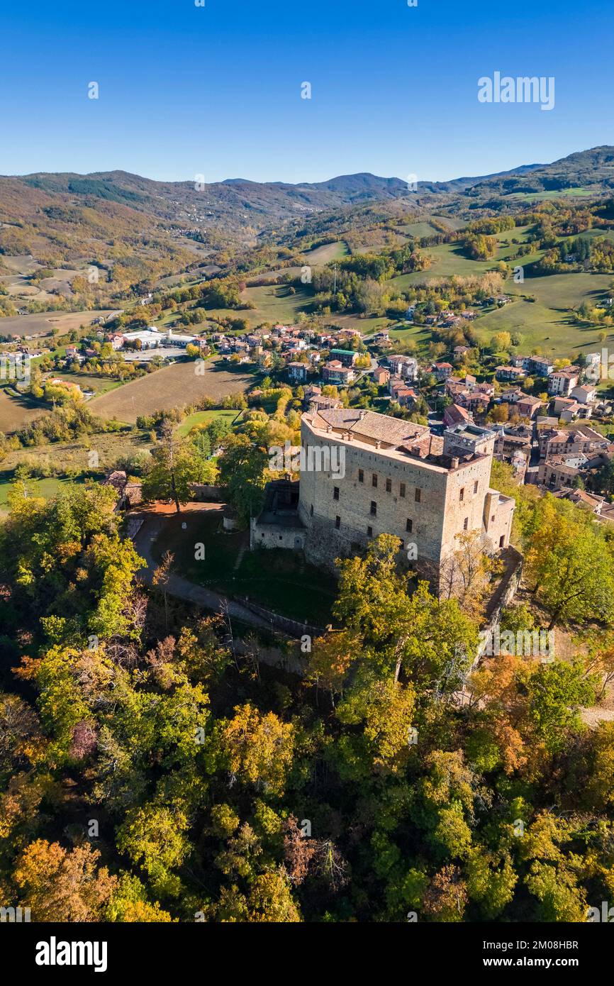 Castello di zavattarello -Fotos und -Bildmaterial in hoher Auflösung ...