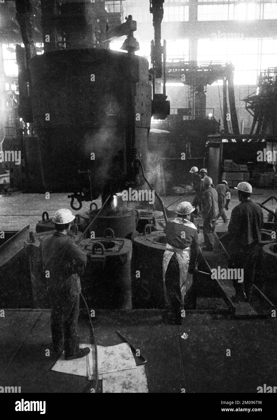Die Arbeit der Stahlarbeiter, wie hier am 31. August 1971 in den ...