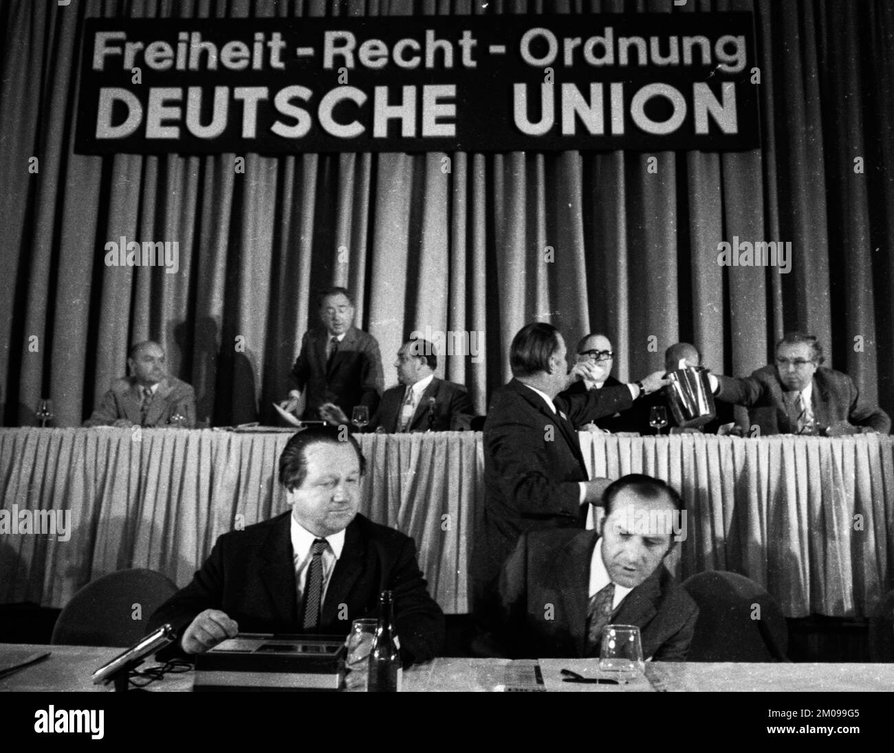 Neue rechte partei -Fotos und -Bildmaterial in hoher Auflösung – Alamy
