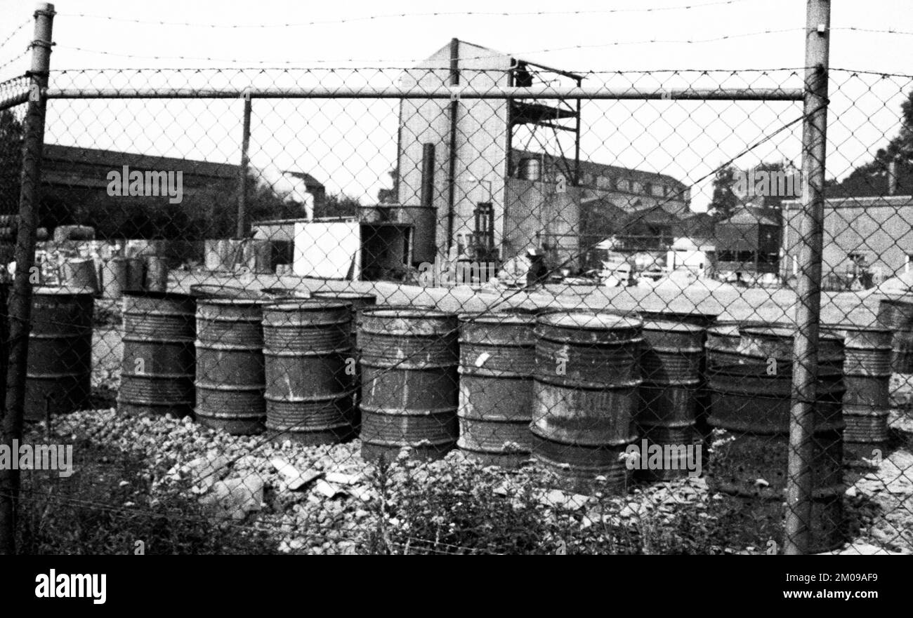 Zum Teil in Gewässern wurden giftige Substanzen auf dem Gelände des ...