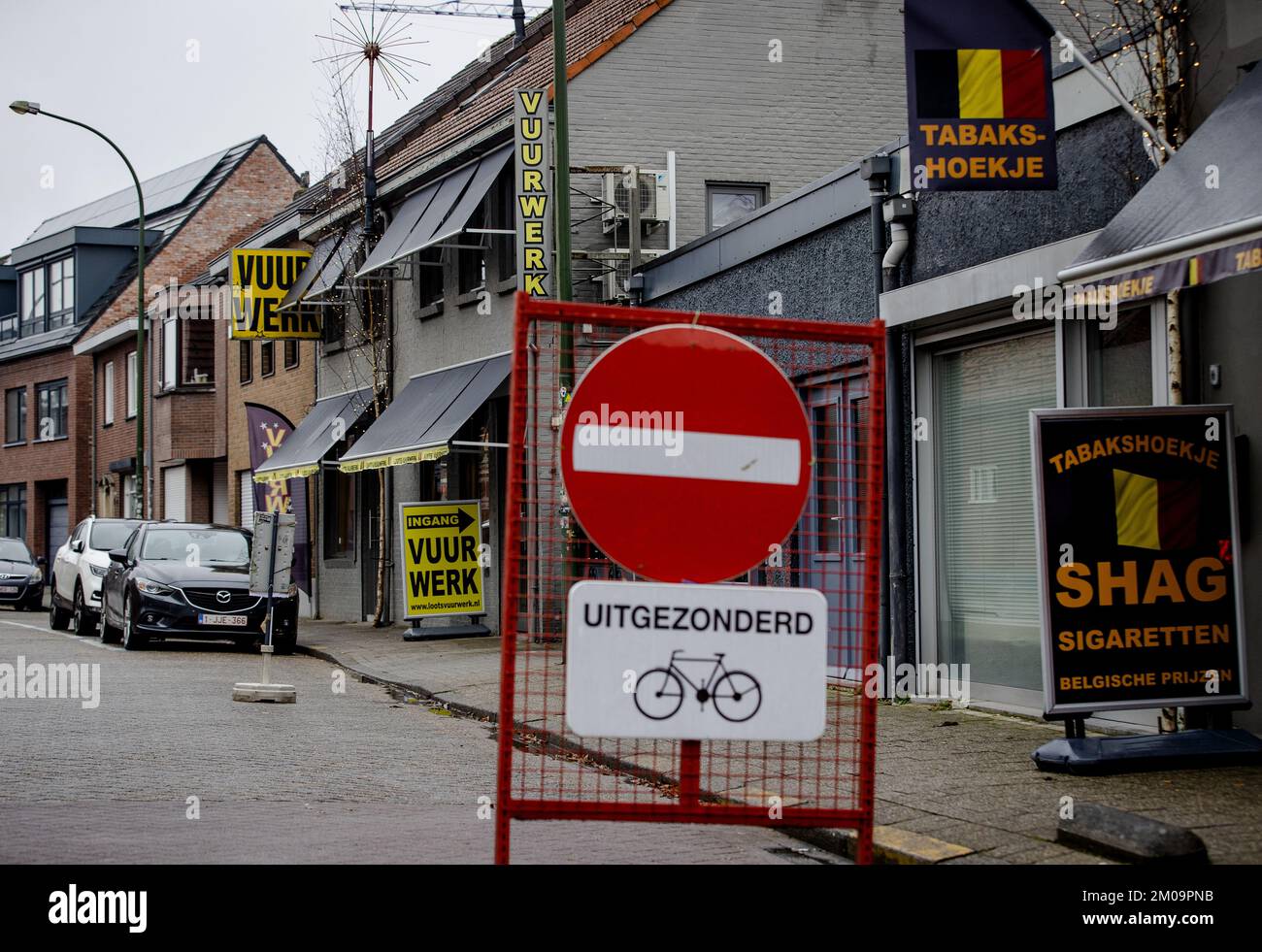 BAARLE-HERTOG - Außenansicht eines Ladens, in dem Feuerwerkskörper ...