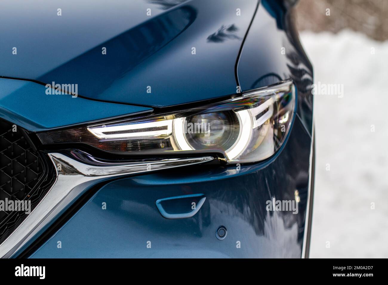 Scheinwerferlampe von Neuwagen. Nahaufnahme eines der LED-Scheinwerfer ...