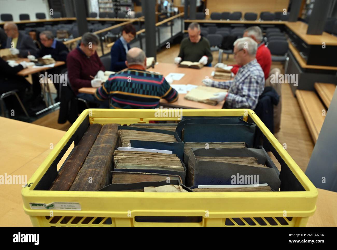 05. Dezember 2022, Thüringen, Mühlhausen: Teilnehmer an einem gemeinsamen Projekt zur Sicherung ...