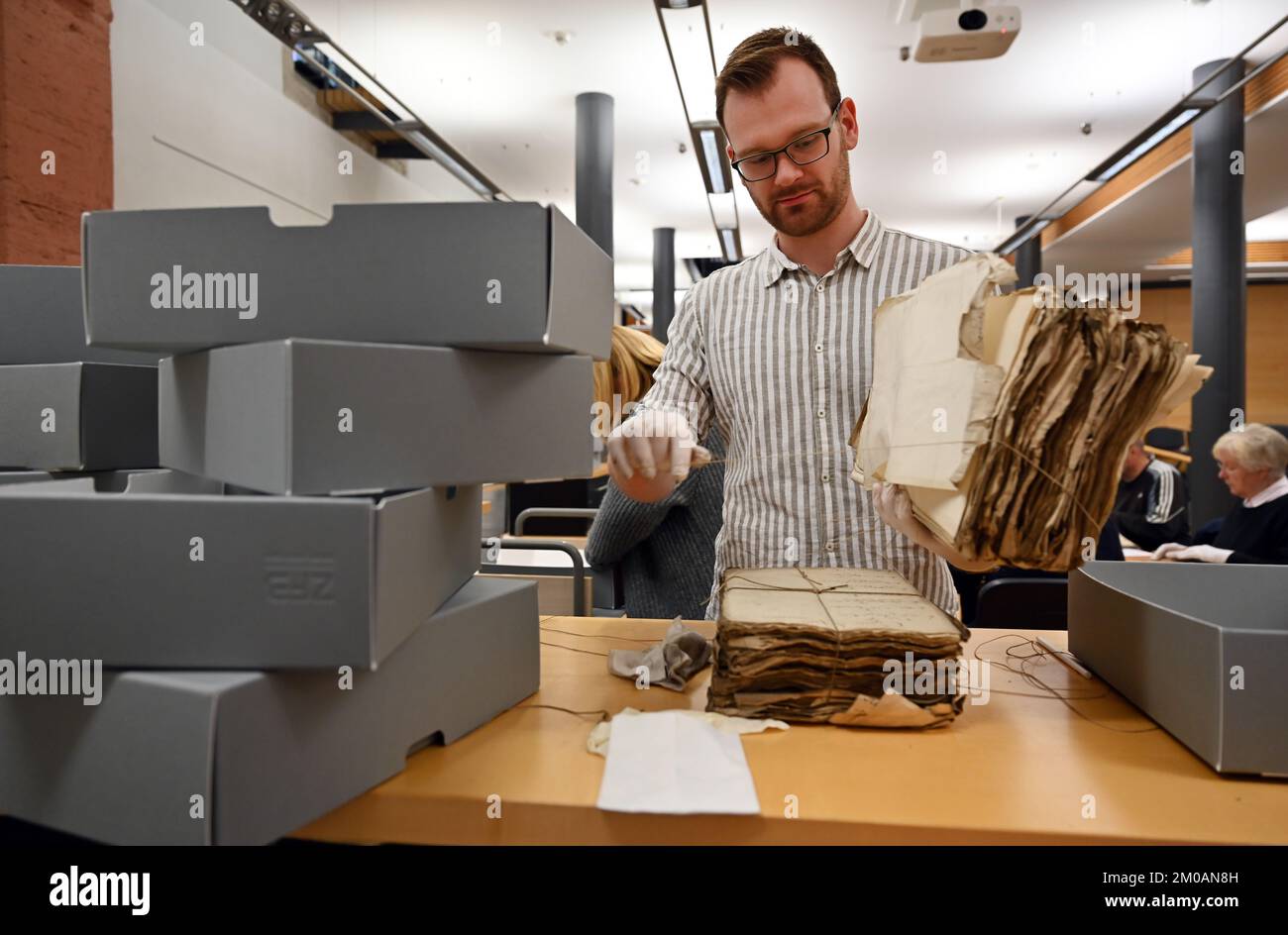 05. Dezember 2022, Thüringen, Mühlhausen: Benjamin Graf-Schwarzburg, Archivist des Mühlhausen ...