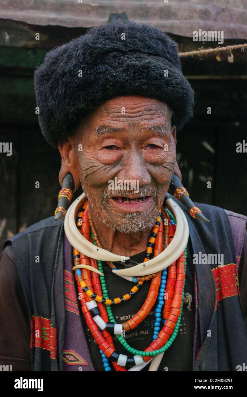 Mon District, Nagaland, Indien - 03 09 2014 : Old Naga Konyak Stamm ...