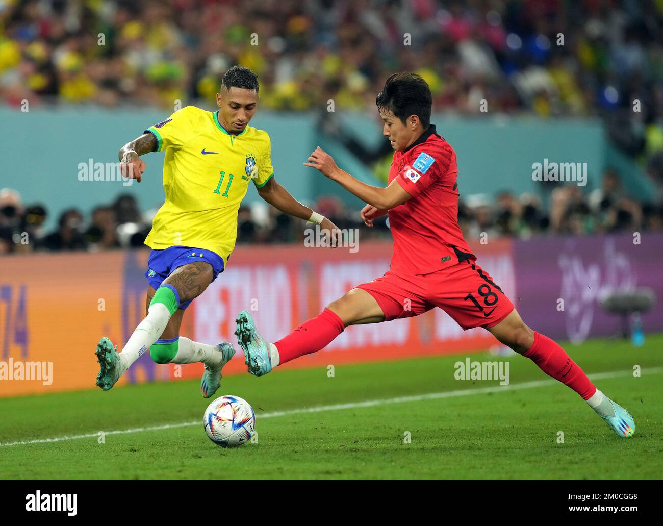 Brasiliens Raphinha (links) und Südkoreas Lee Kang-in-Kampf um den Ball ...