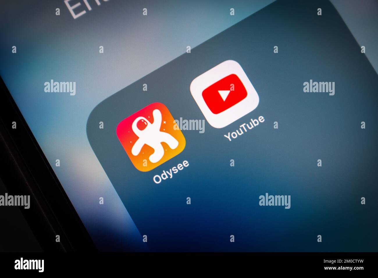 Vancouver, KANADA - Dez 3 2022 : Odysse- und YouTube-App-Symbole auf einem iPhone. Odysee ist ...