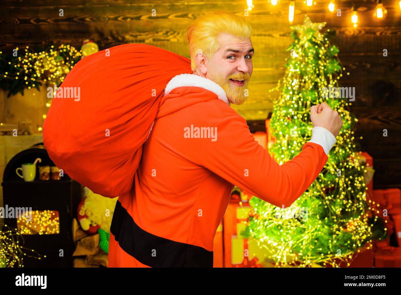 Weihnachtsmann gehen -Fotos und -Bildmaterial in hoher Auflösung – Alamy