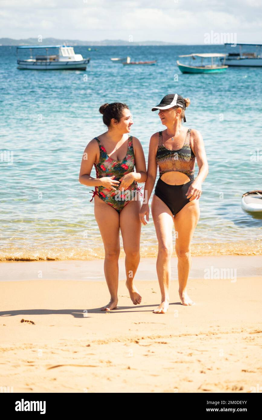 Mutter tochter bikini -Fotos und -Bildmaterial in hoher Auflösung – Alamy