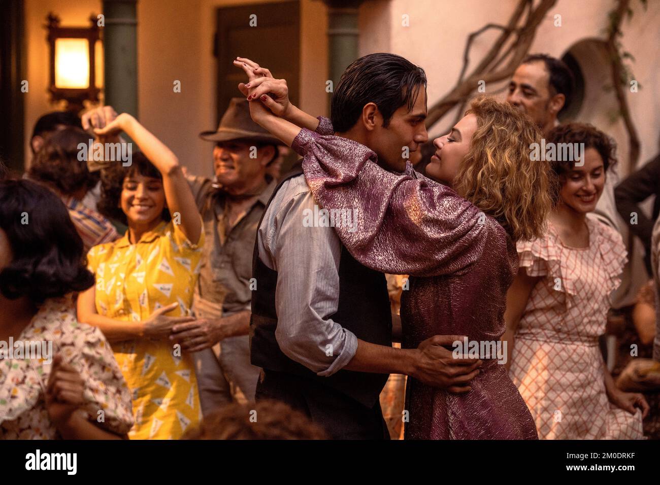 Diego Calva spielt Manny Torres und Margot Robbie spielt Nellie LaRoy ...