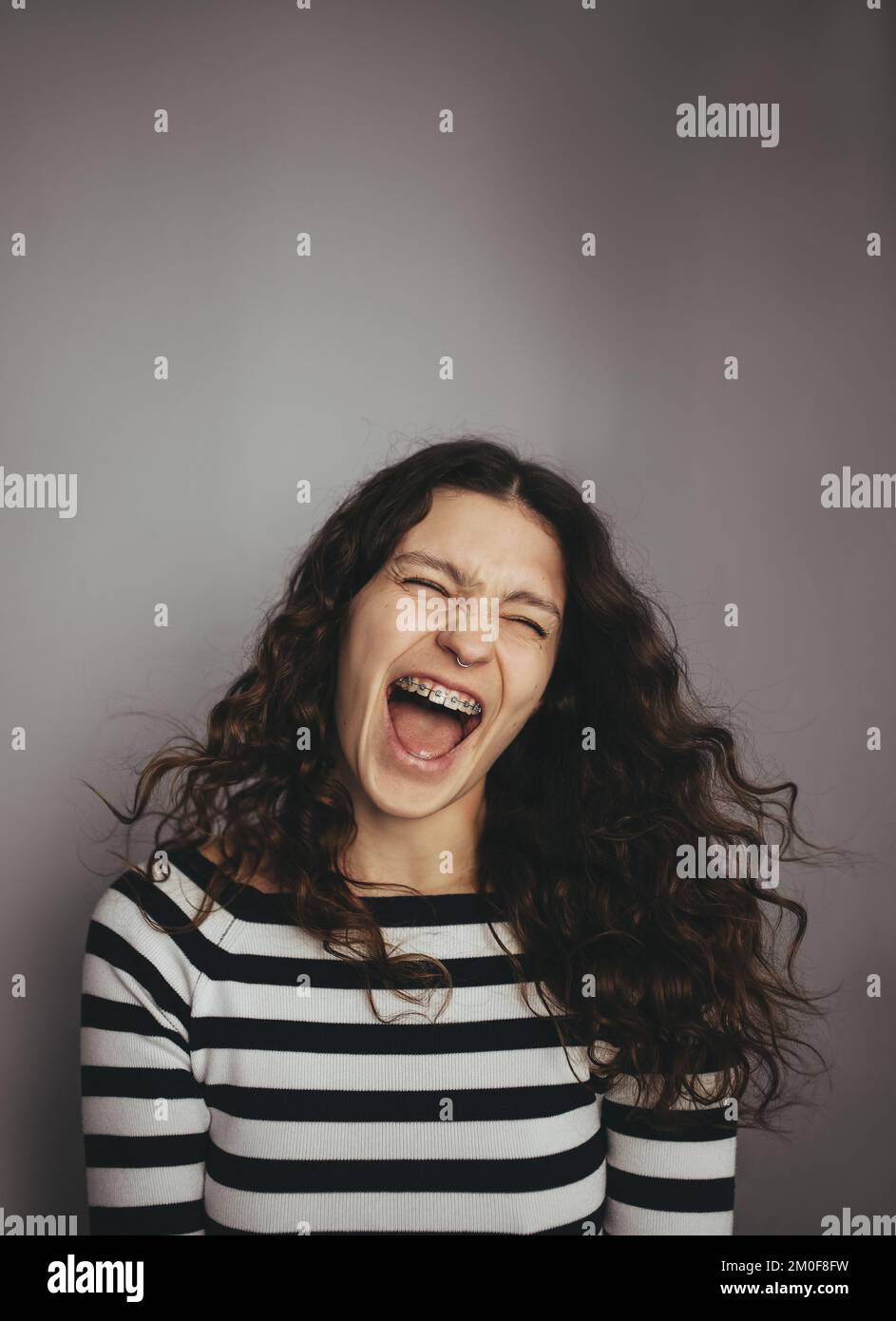 Zahnspange lächeln -Fotos und -Bildmaterial in hoher Auflösung – Alamy