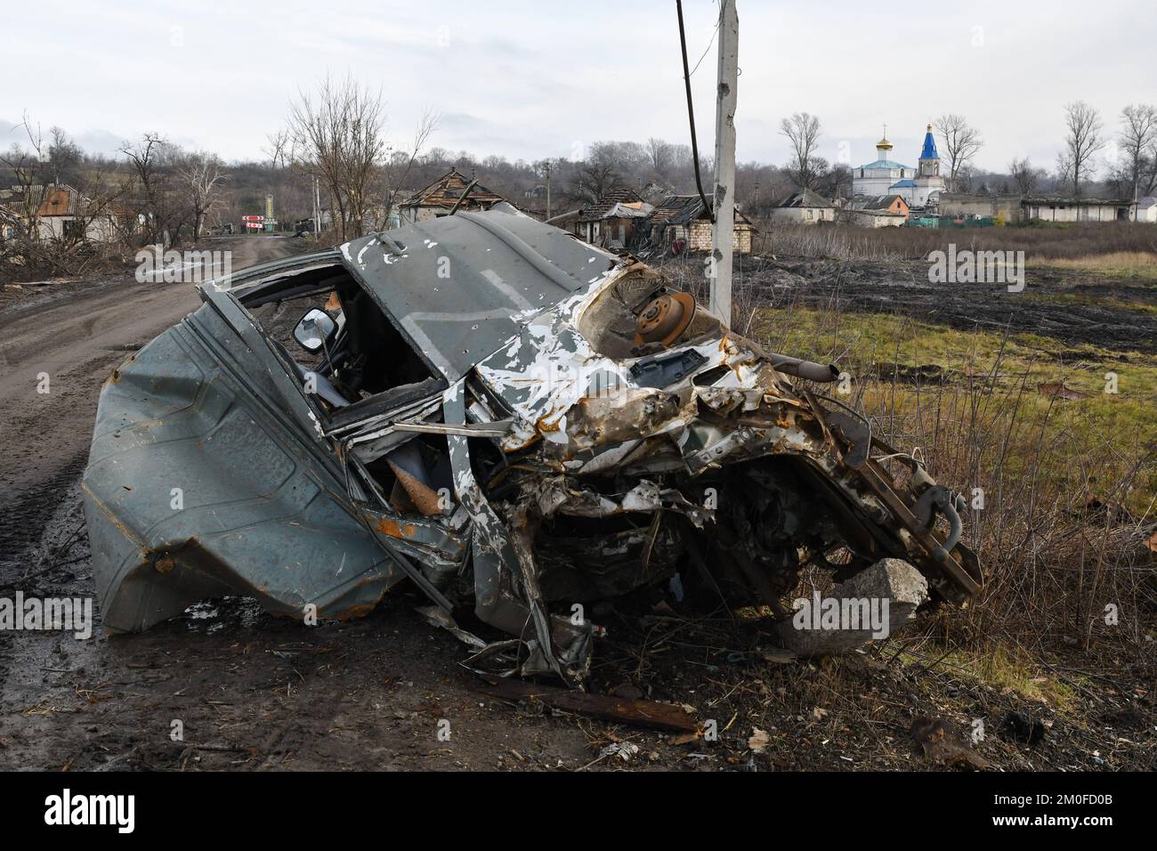 Zarichne, Ukraine. 24.. November 2022. Blick auf ein zerstörtes Auto im ...