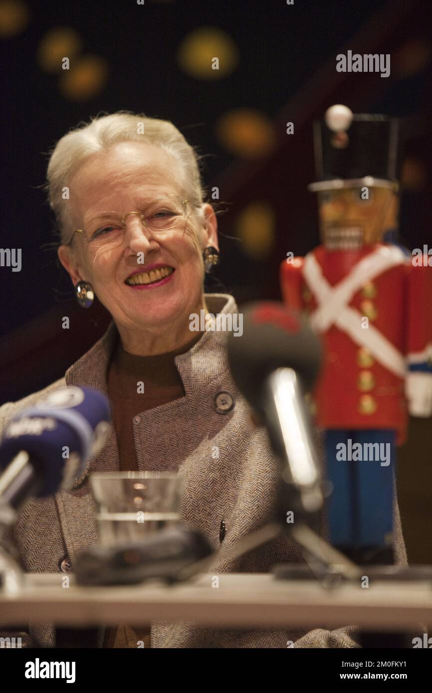 Königin Margrethe und Tivoli Ballettdirektor Peter Bo Bendixen bei der ...