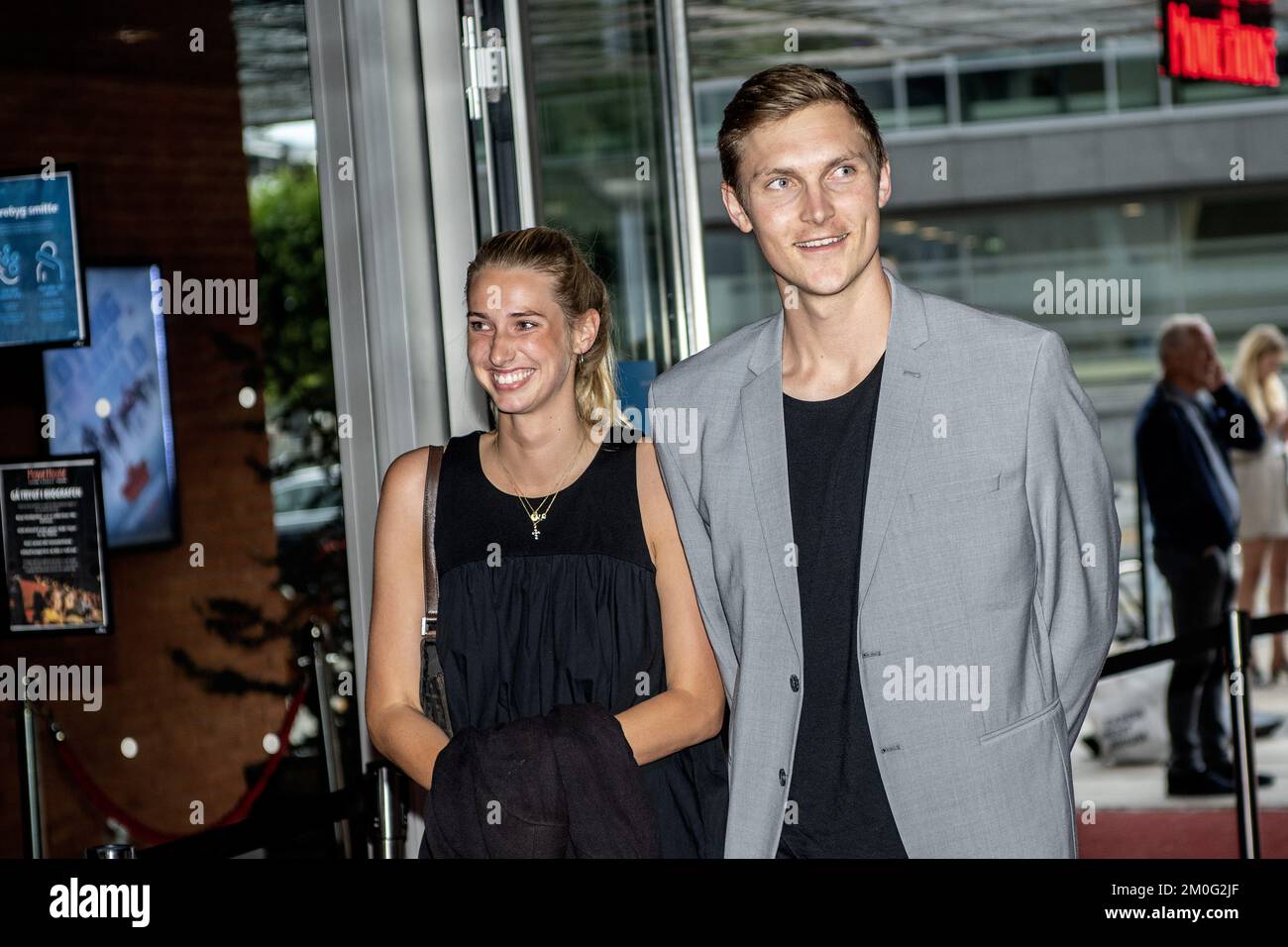 Der Olympiasieger Viktor Axelsen kommt mit seiner Freundin Natalia Koch ...