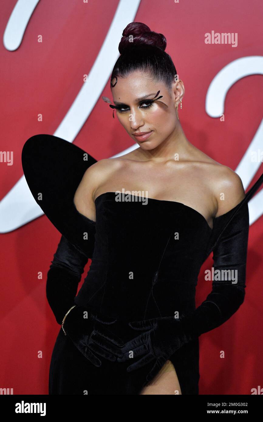 Raye nimmt am 05. Dezember 2022 an den Fashion Awards 2022 in der Royal ...