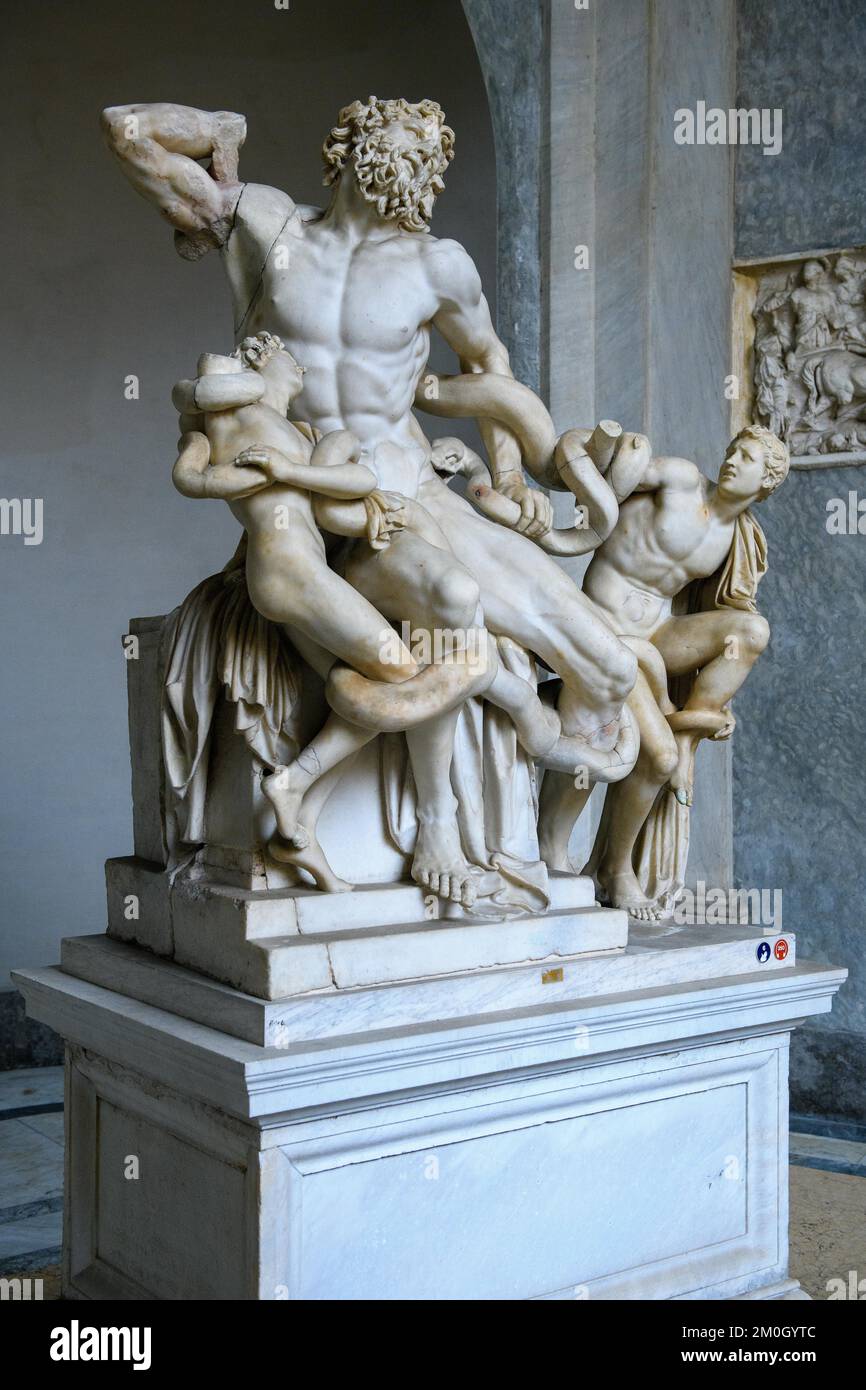 Blick von der Hälfte links auf die historische Skulptur in Marmor ...