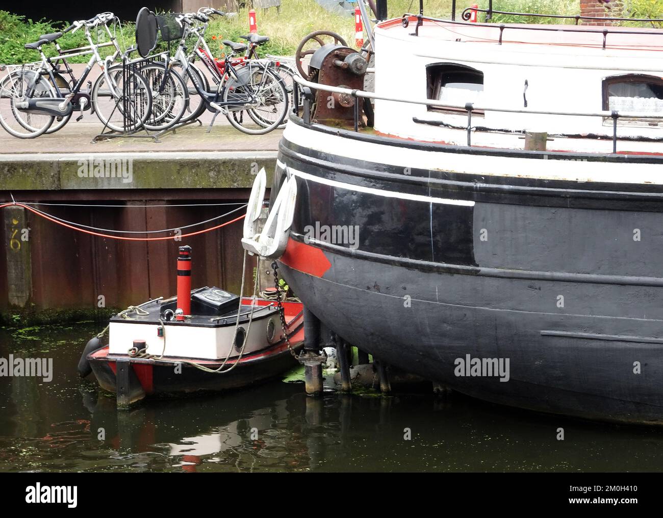 Kleines boot und spiegelungen im wasser -Fotos und -Bildmaterial in ...