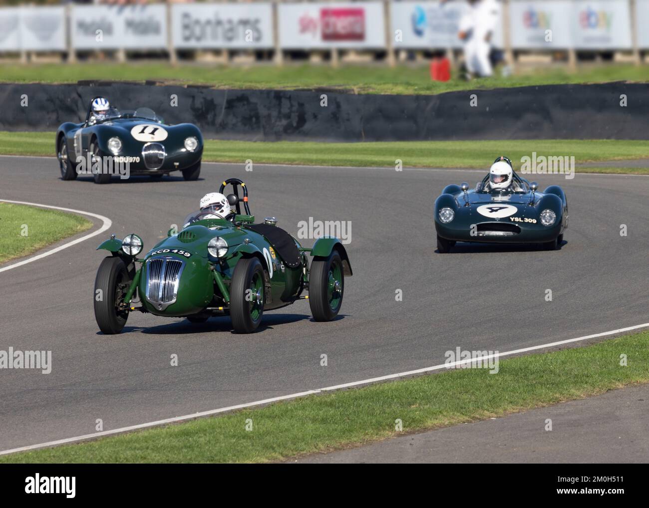Ein Frazer Nash Le Mans Replica führt Cooper Climax T39 Bobtail Nr. 4 ...