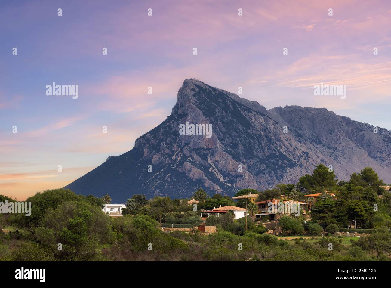 Tavolara hintergrund -Fotos und -Bildmaterial in hoher Auflösung – Alamy