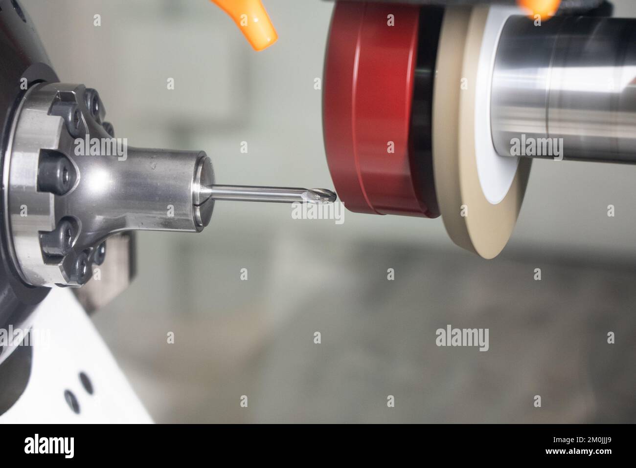Fräsmaschine zum Schärfen von Fräsern. CNC-Werkzeugmaschine ...